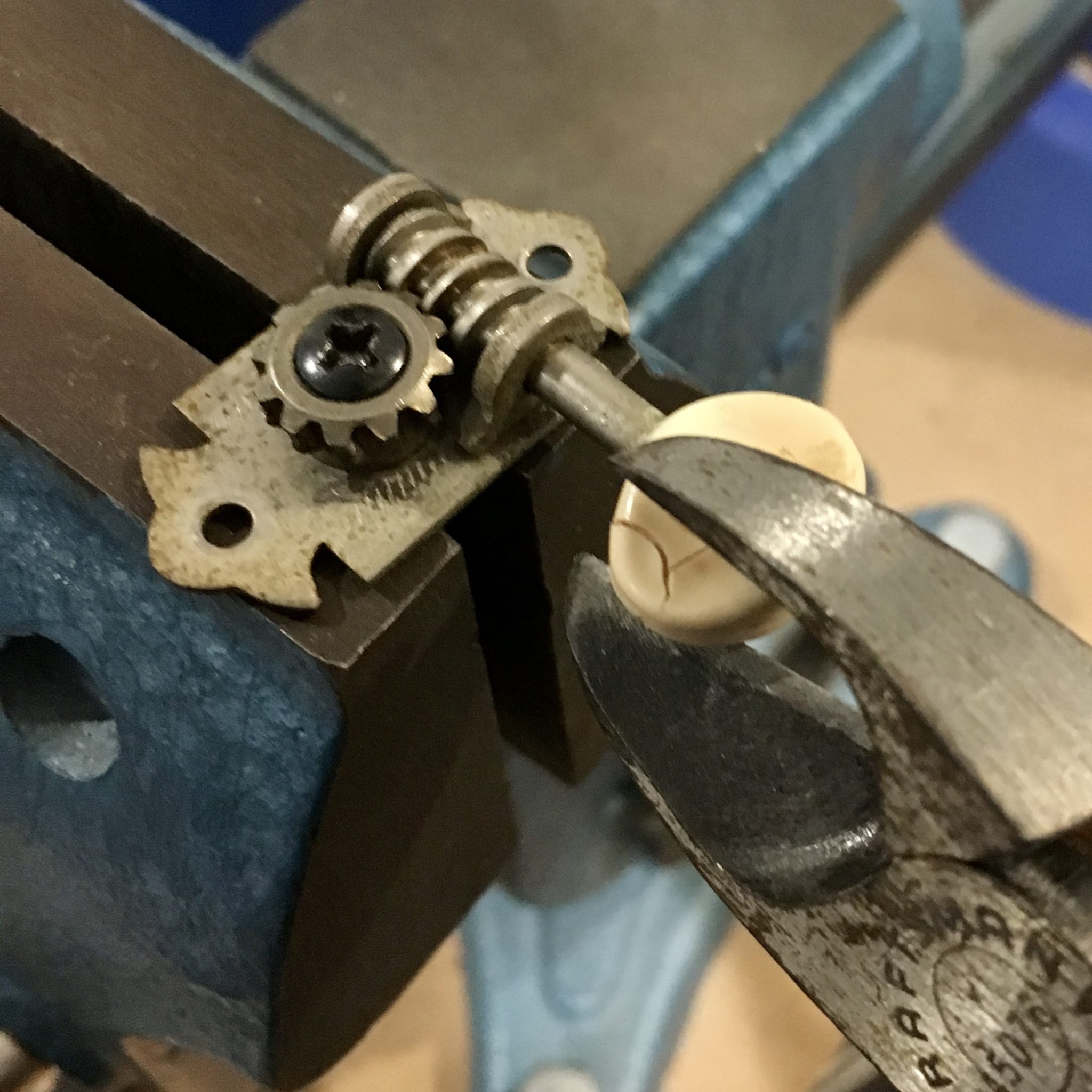 Replacing Crumbling Vintage Tuning Machine Buttons - Calico Guitarworks